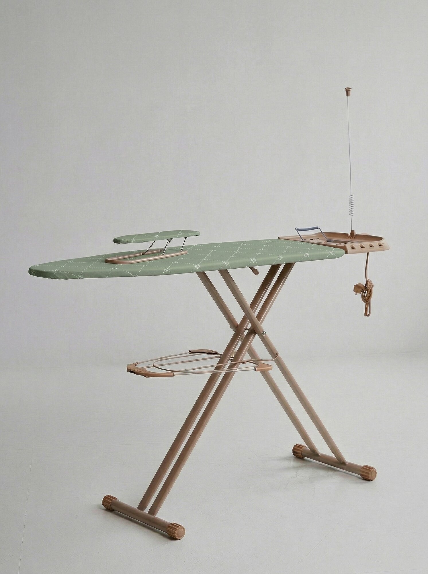 Гладильная доска Haushalt Sophy 1235х460 мм с тефлоновым чехлом, полкой и розеткой