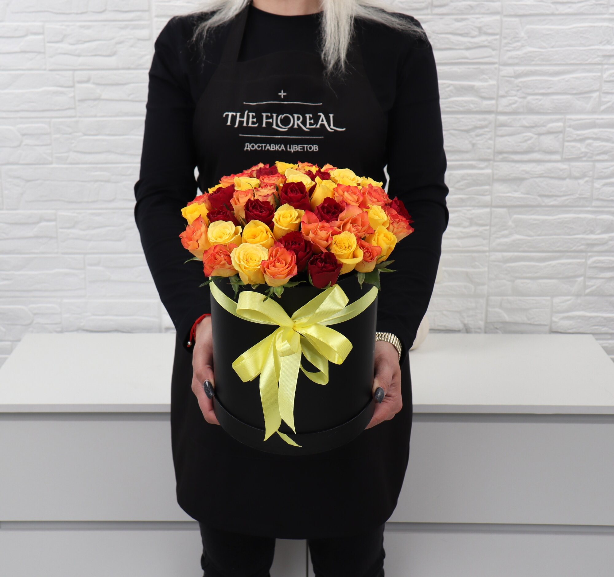 Монобукет THE FLOREAL шляпная коробка, разноцветная роза 51 штука, высота 35 см.