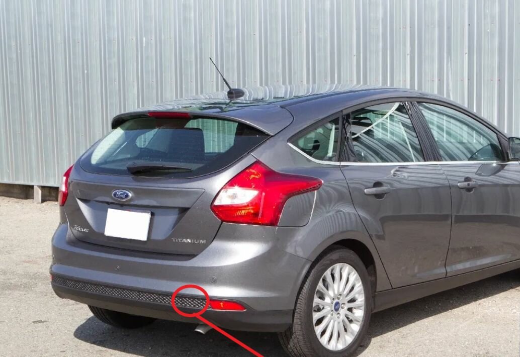 Крышка-заглушка заднего буксировочного крюка Ford Focus Mk3 BM51A17K922AB аккуратная геометрия