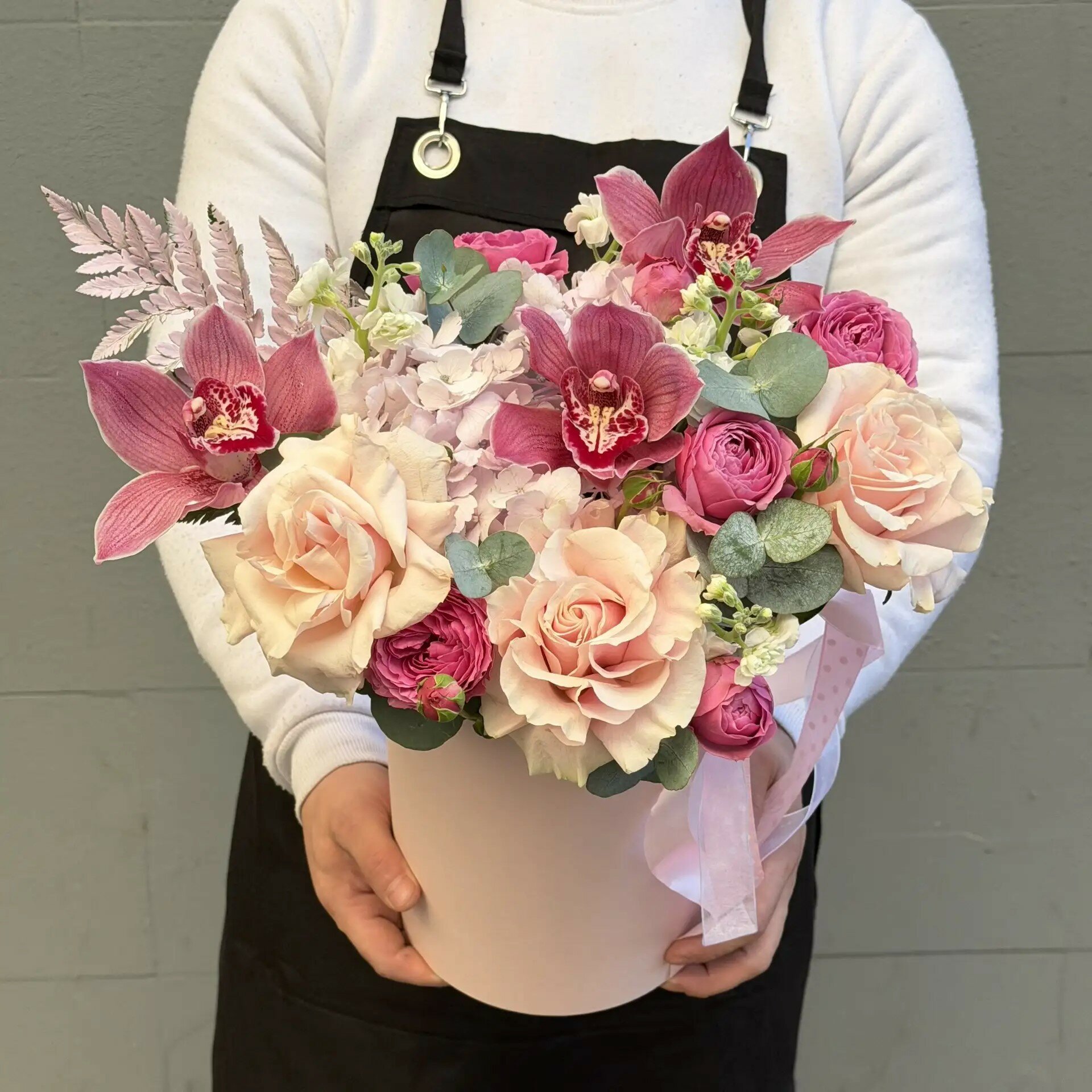 Композиция Rybe-Flowers, в шляпной коробке, с розами, орхидеями, эвкалиптом, 25 см