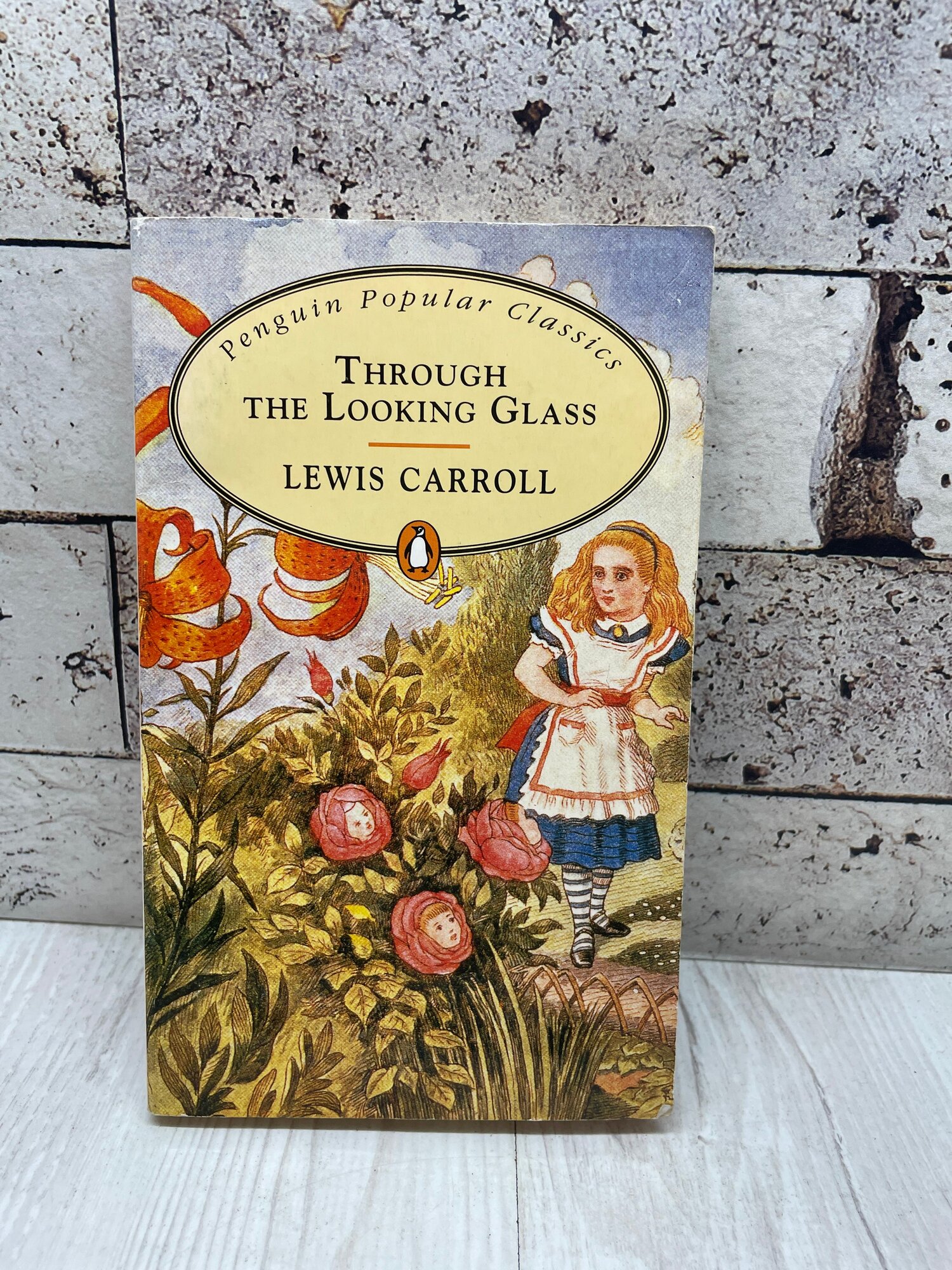 Carrol Lewis. Through the Looking Glass. Алиса в зазеркалье Penguin Books 1994г
