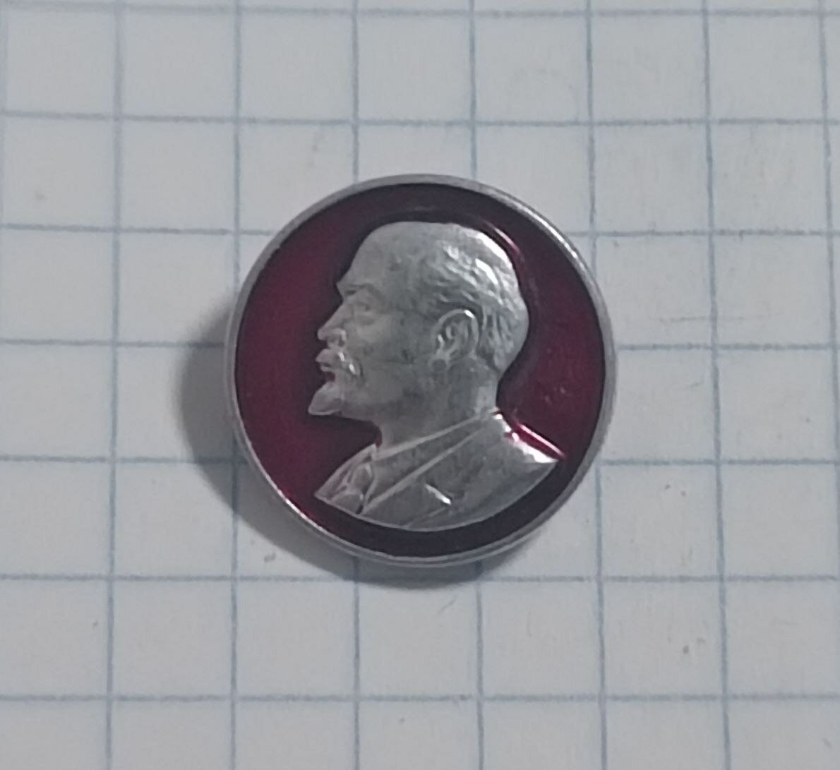 Значок "Профиль Ленина на бордовом фоне"