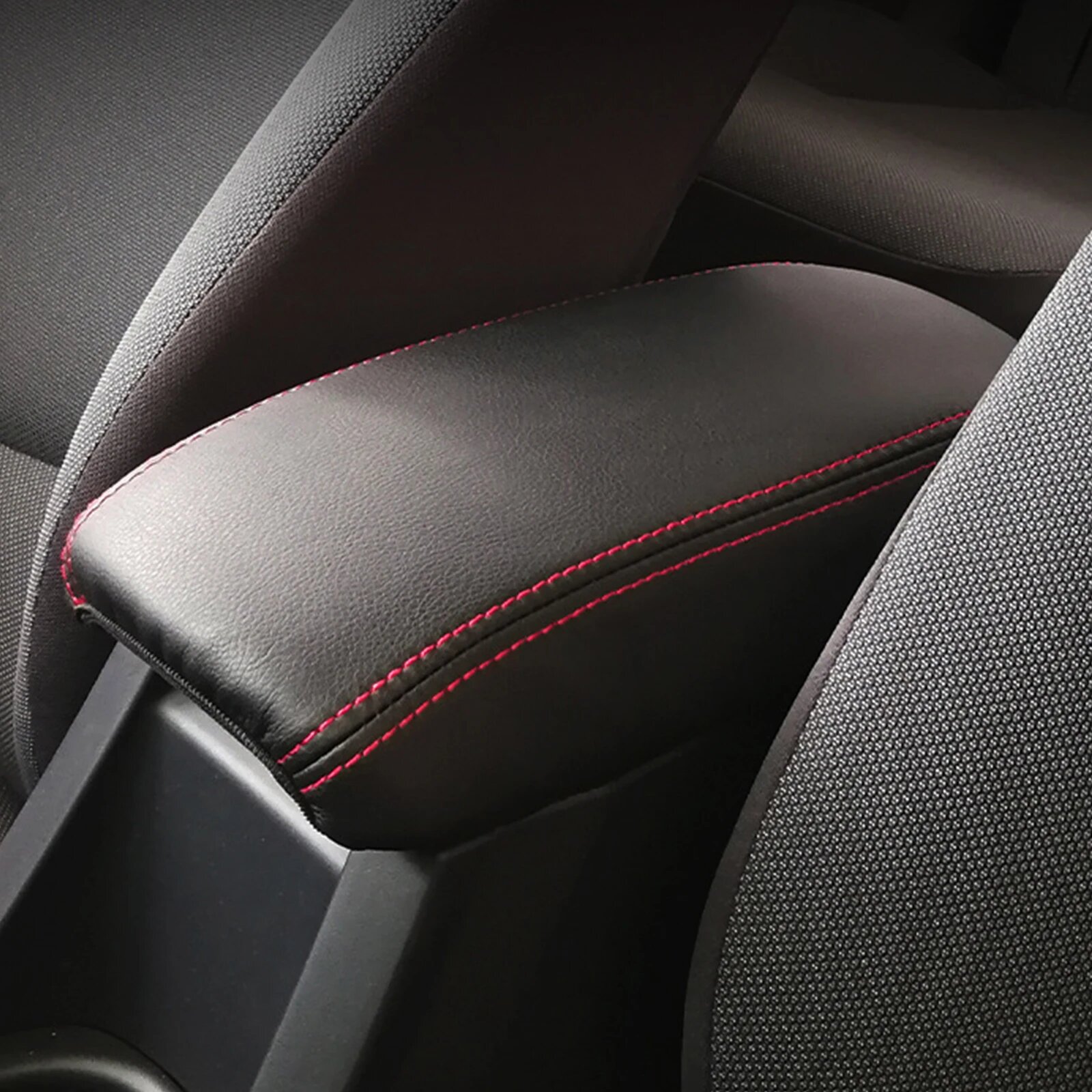 Для Toyota Corolla E210 2019-2024: Чехлы на подлокотники из ультратонкой кожи, дышащие, Red-line