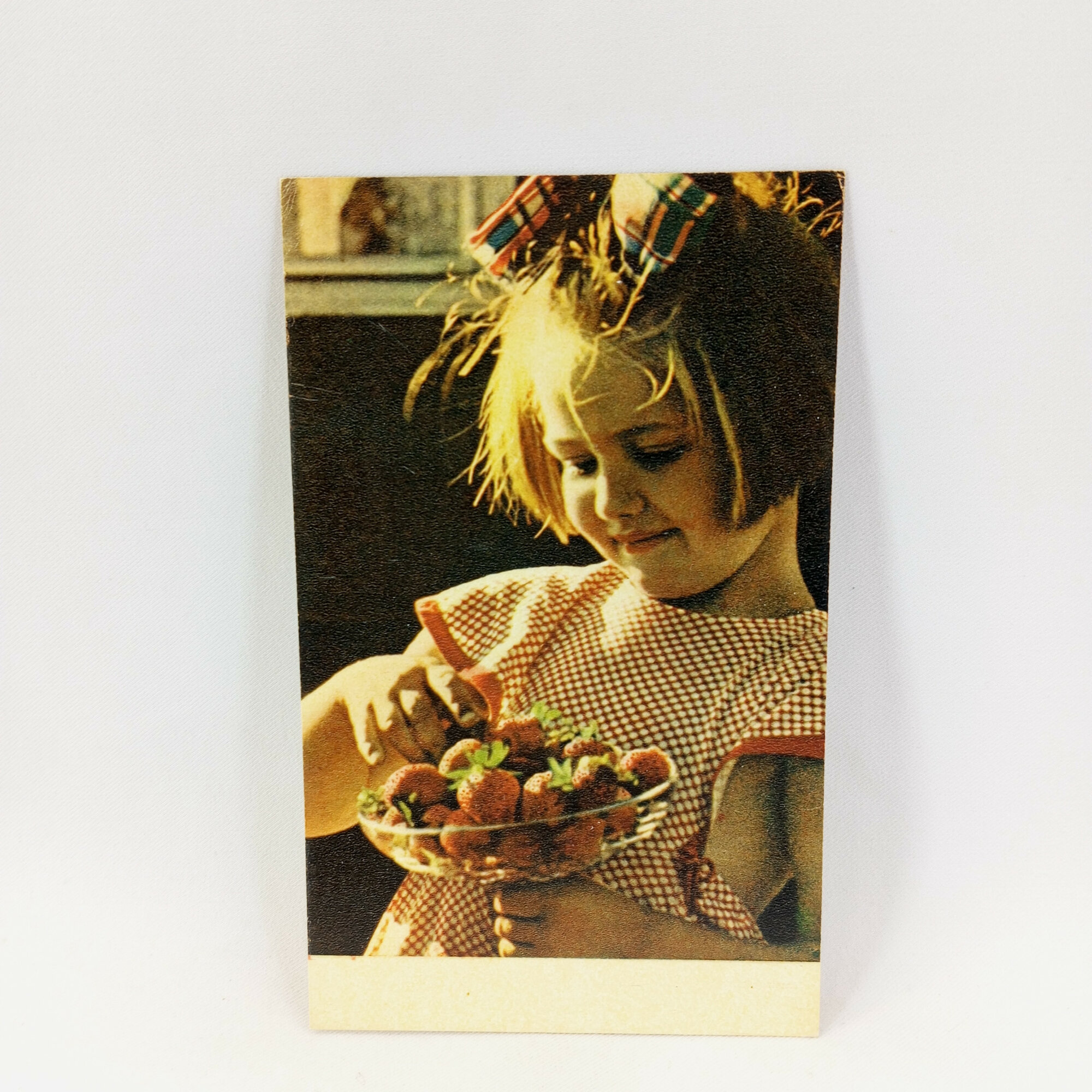 Открытка советская СССР. Девушка с корзиной клубники, урожай ягод. Винтаж для коллекции