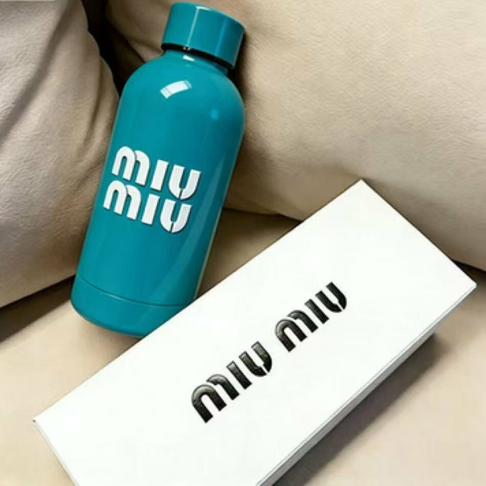 Стильная термобутылка для воды Miu, с вакуумной изоляцией, доступна в различных мягких и ярких цветах.