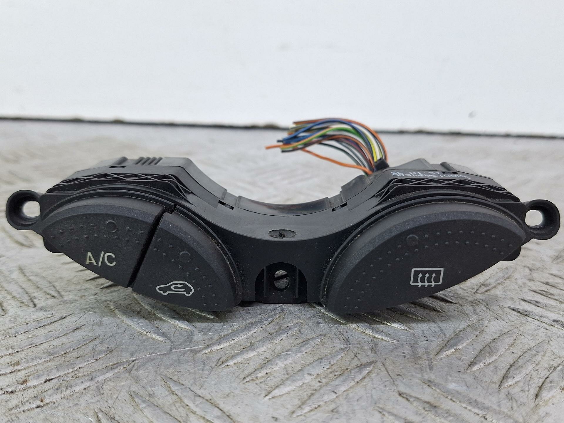Блок кнопок Ford Focus 1999 98AG19A945BG