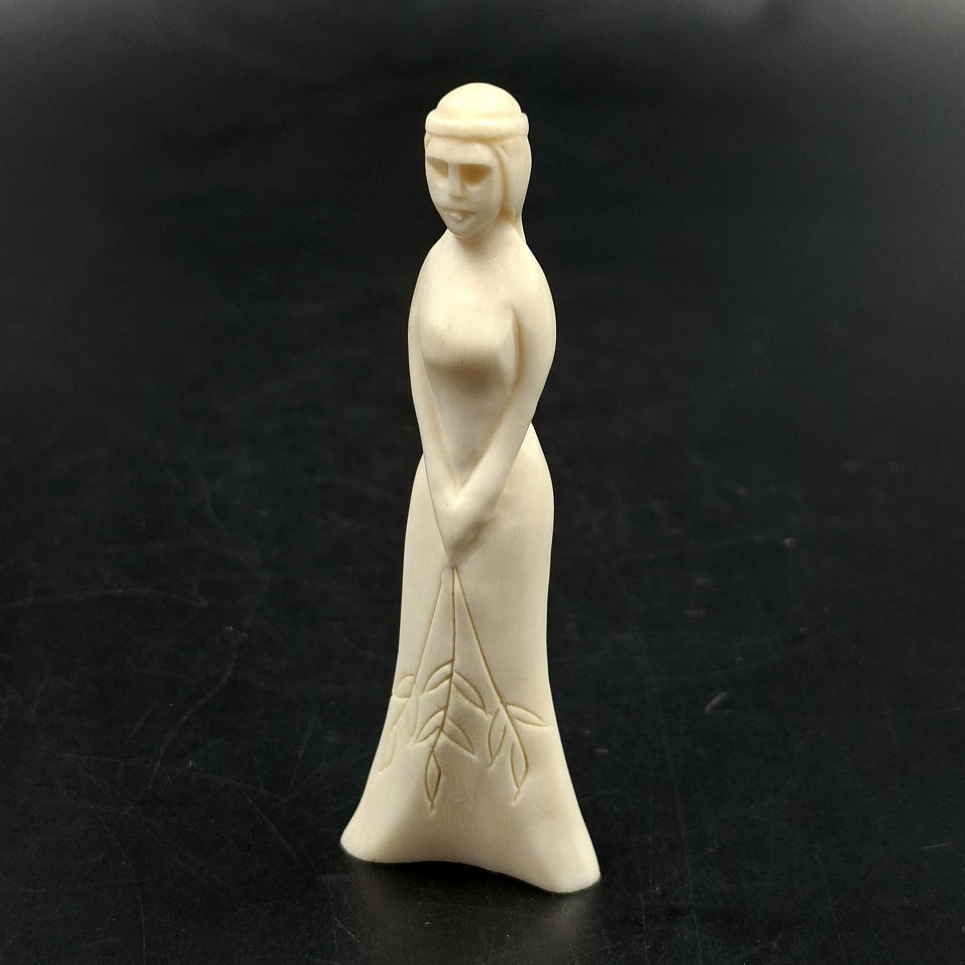 Статуэтка "Девушка", кость, резьба, СССР, 1970-1990 гг.