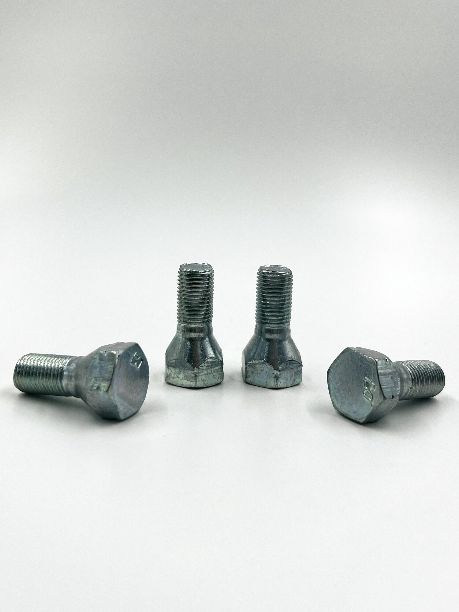 Болт крепления колеса подходит для ВАЗ 2108-15 под ключ на 19 комплект 4 шт