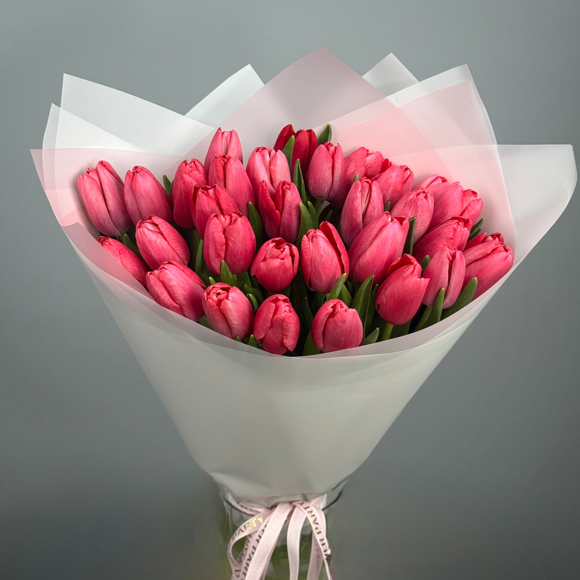Букет из 31 малиновых тюльпанов в стильной упаковке. «365 Поводов» - живые цветы с доставкой