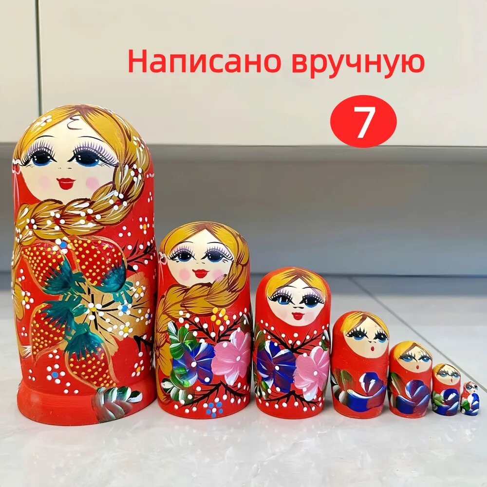 Матрешка имеет высоту 22 см и имеет 7 костюмов