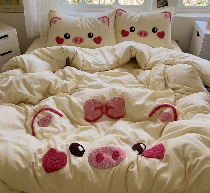 Комплект постельного белья Kawaii White Pig кремового цвета, 4 предмета, размер 150×200 см: 2 наволочки, 1 пододеяльник и 1 простыня на резинке. резинке.