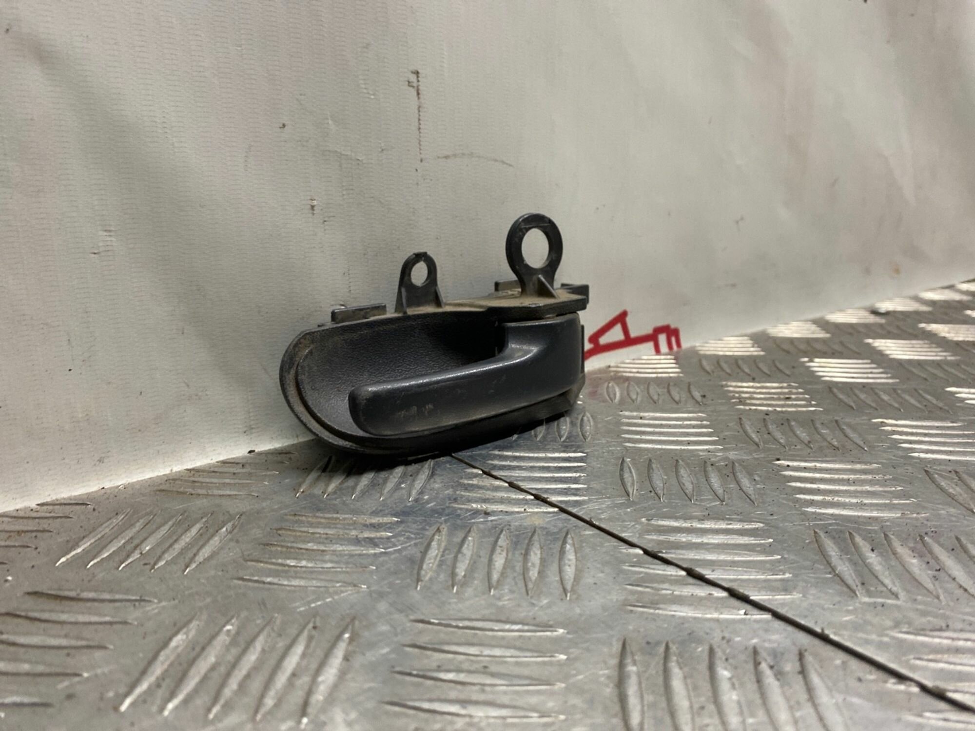 Б/У ручка двери внутренняя задний правый Toyota Vitz SCP10 1SZ-FE 1L 2001