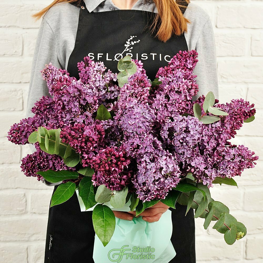 Монобукет STUDIO FLORISTIC "Ароматная сирень", сирень, эвкалипт, салал, 40см