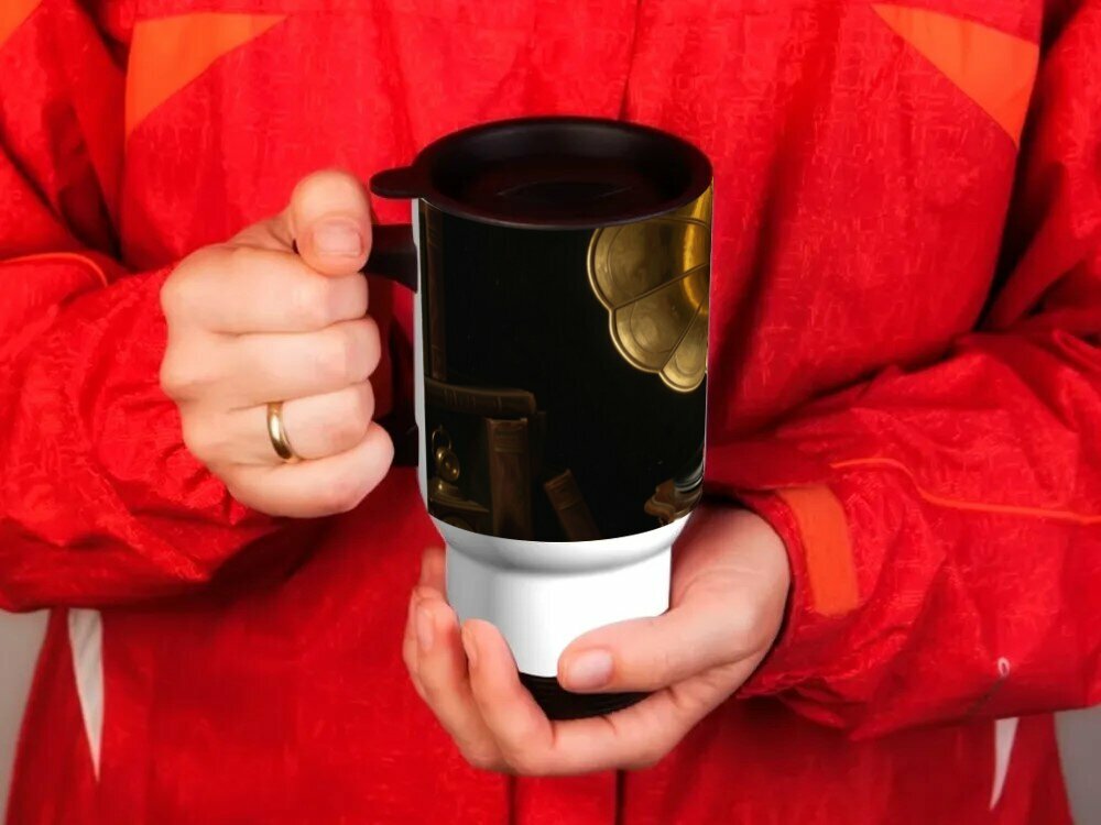 Тремокружка для авто с принтом "Старинный граммофон с пластинкой. Ретро-аудиосистема с медным раструбом на фоне старых книг, часов и стеклянных флаконов, теплые." 0.5 л.