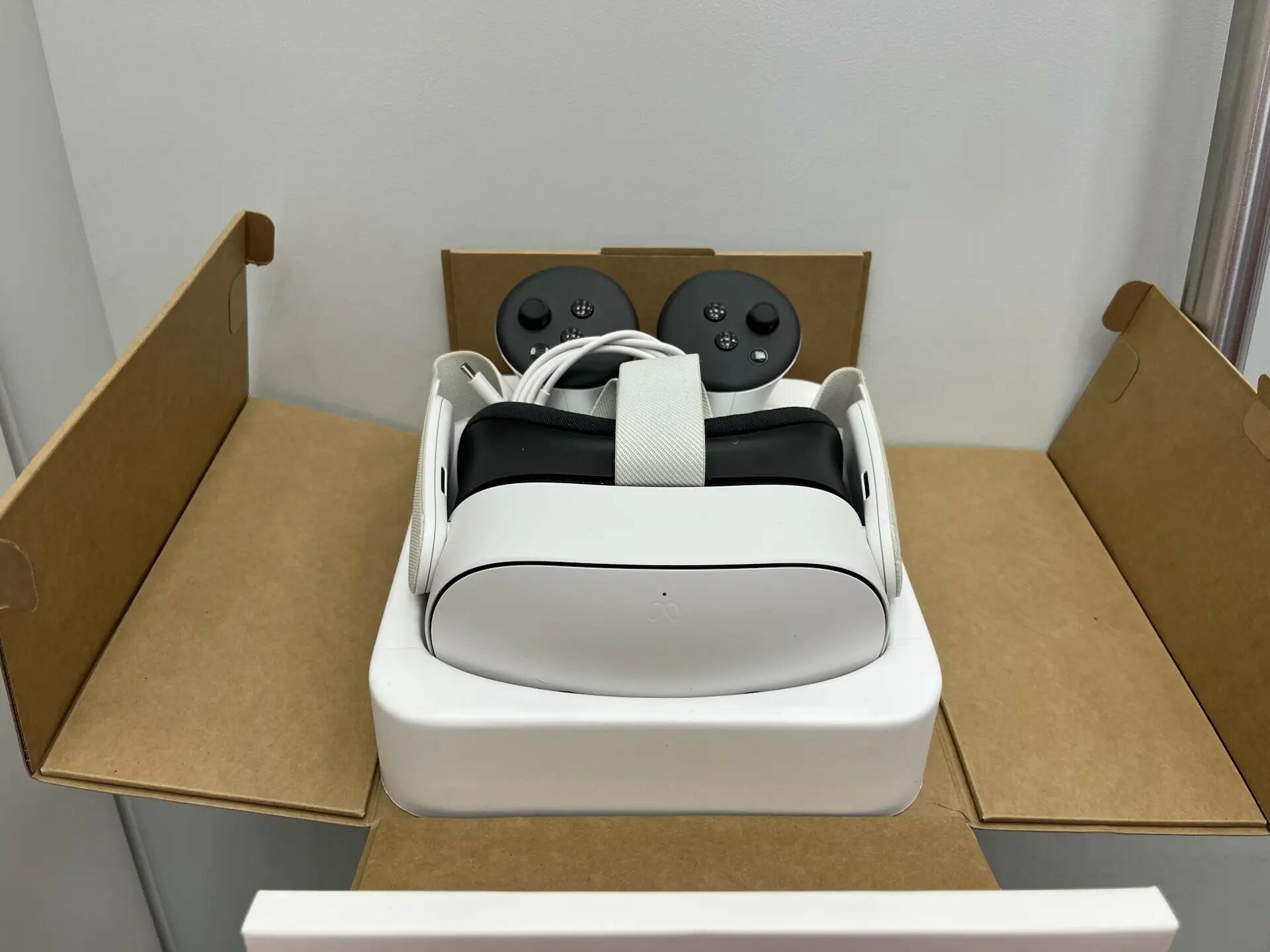 Шлем виртуальной реальности Oculus Quest 3S, 128GB, беспроводные контроллеры — фото 1