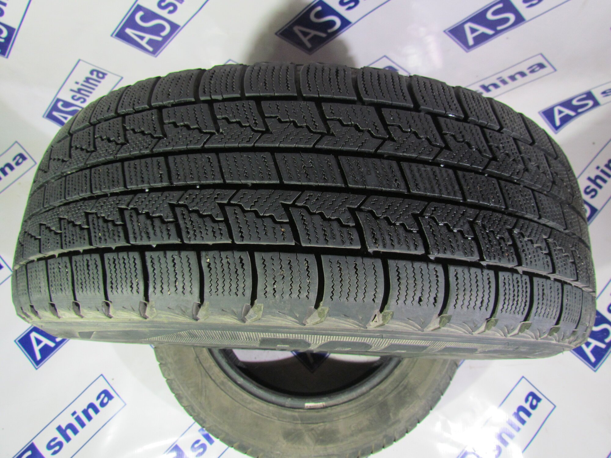 Комплект (2 шт) Roadstone Winguard Ice 205 60 R16 зимние БУ шины 5-10% износ , артикул 0008432