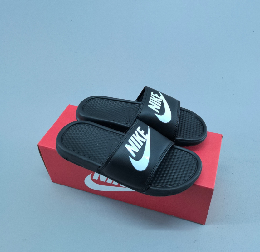 Стильные тапочки NikeBENASSI SWOOSH, подходящие как для мужчин, так и для женщин.