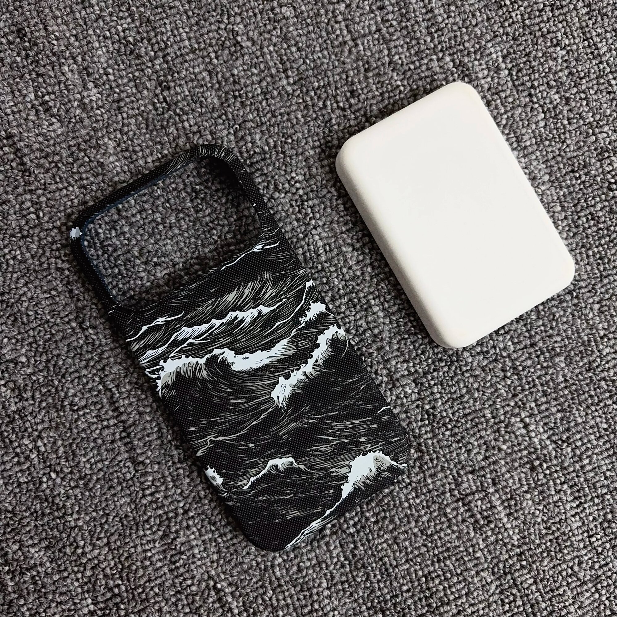 Черный чехол для iPhone 17 Air с узором Tide