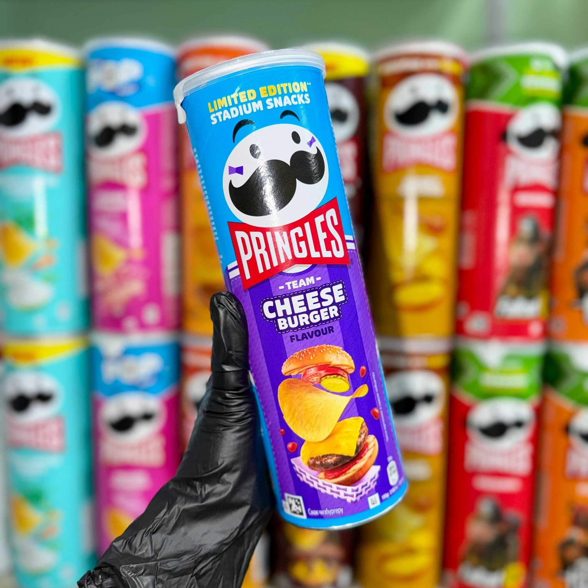 Картофельные чипсы Pringles Team Cheese Burger Flavour/Принглс со вкусом сырного бургера 165 гр.