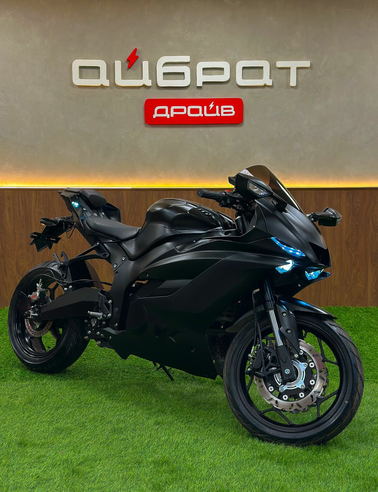 Электромотоцикл спортбайк Yamaha R1 8000W, 96V/160AH цепной привод