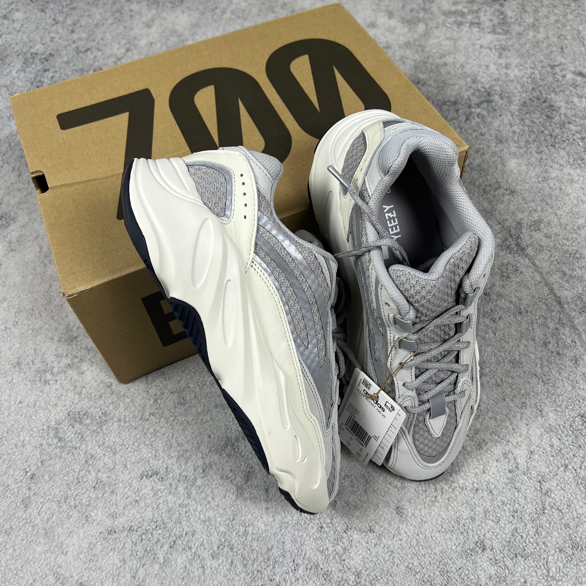 Кеды adidas YEEZY BOOST 700 V2, размер 9 US, бежевый — фото 1