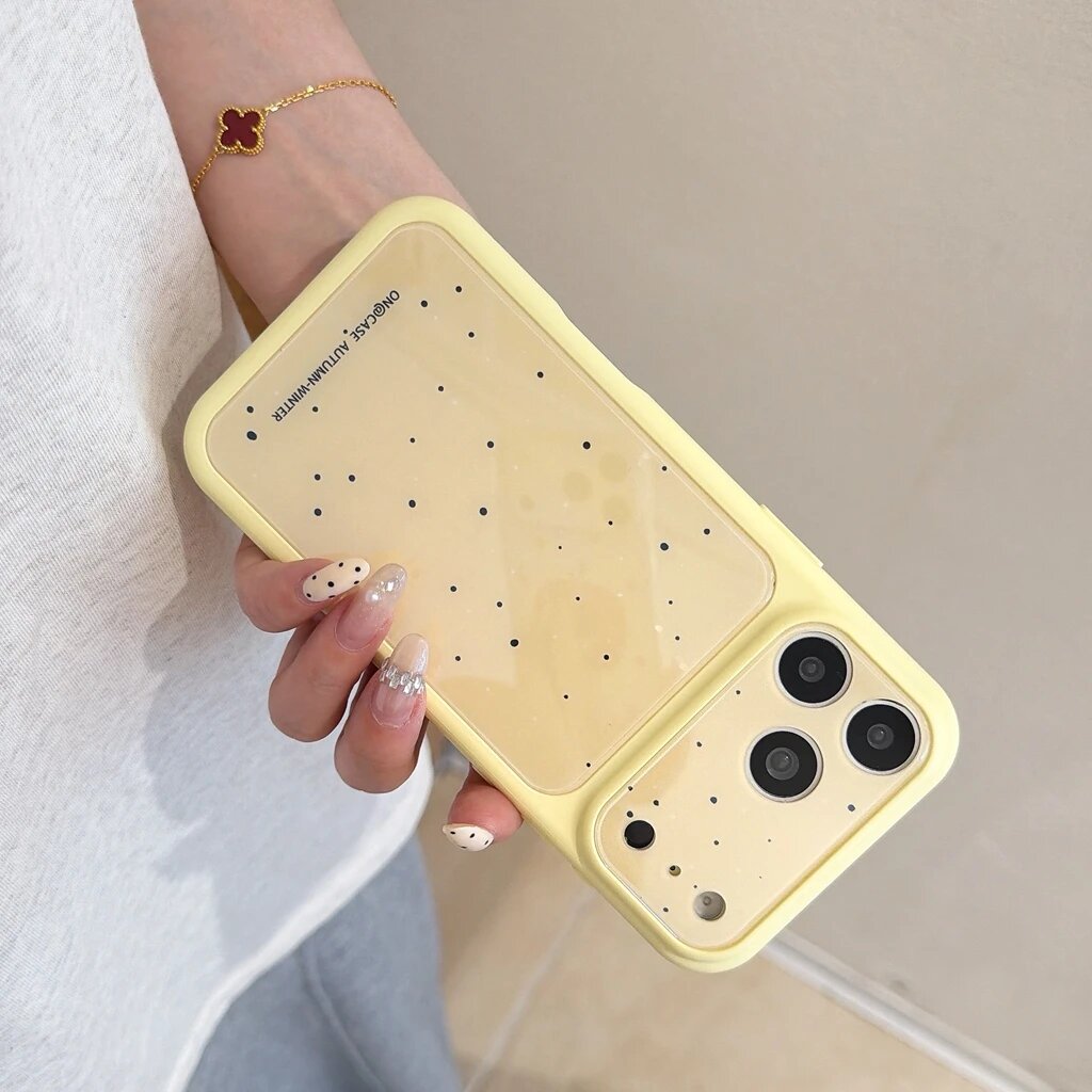 Желтый чехол для iPhone 15 с крапинками