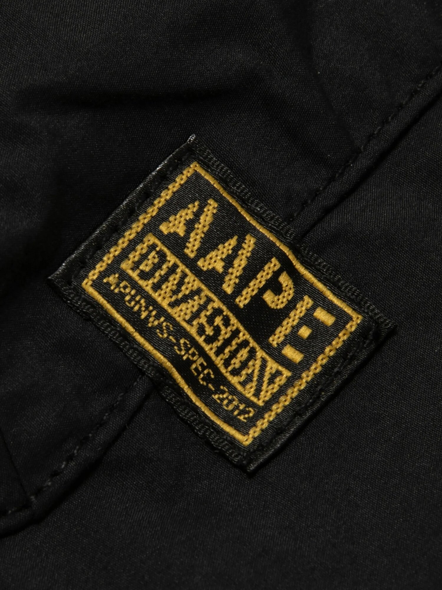 Шорты AAPE BY A BATHING APE Logo-patch cargo shorts, размер 52, black/black — фото 1