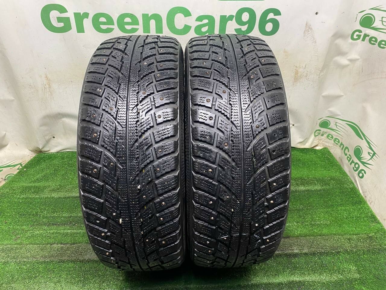 Комплект (2 шт) зимних БУ шин Kumho I'Zen RV Stud KC16 235/60 R18 20% износ KUX916689