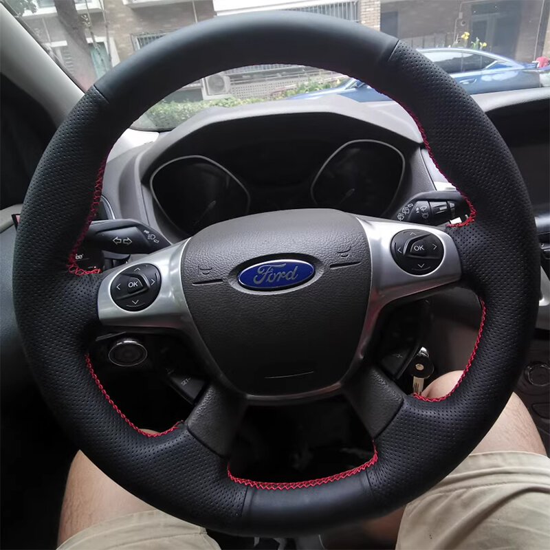 Накладка на руль Ford Focus 2012-2014 из натуральной кожевы черная с перфорацией и красной строчкой