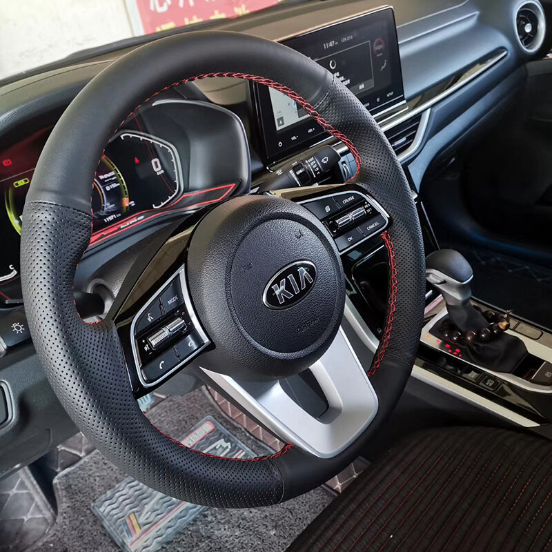 Премиум чехол для руля Kia K3 2019-2021 из натуральной кожи с черными перфорациями и красной строчкой