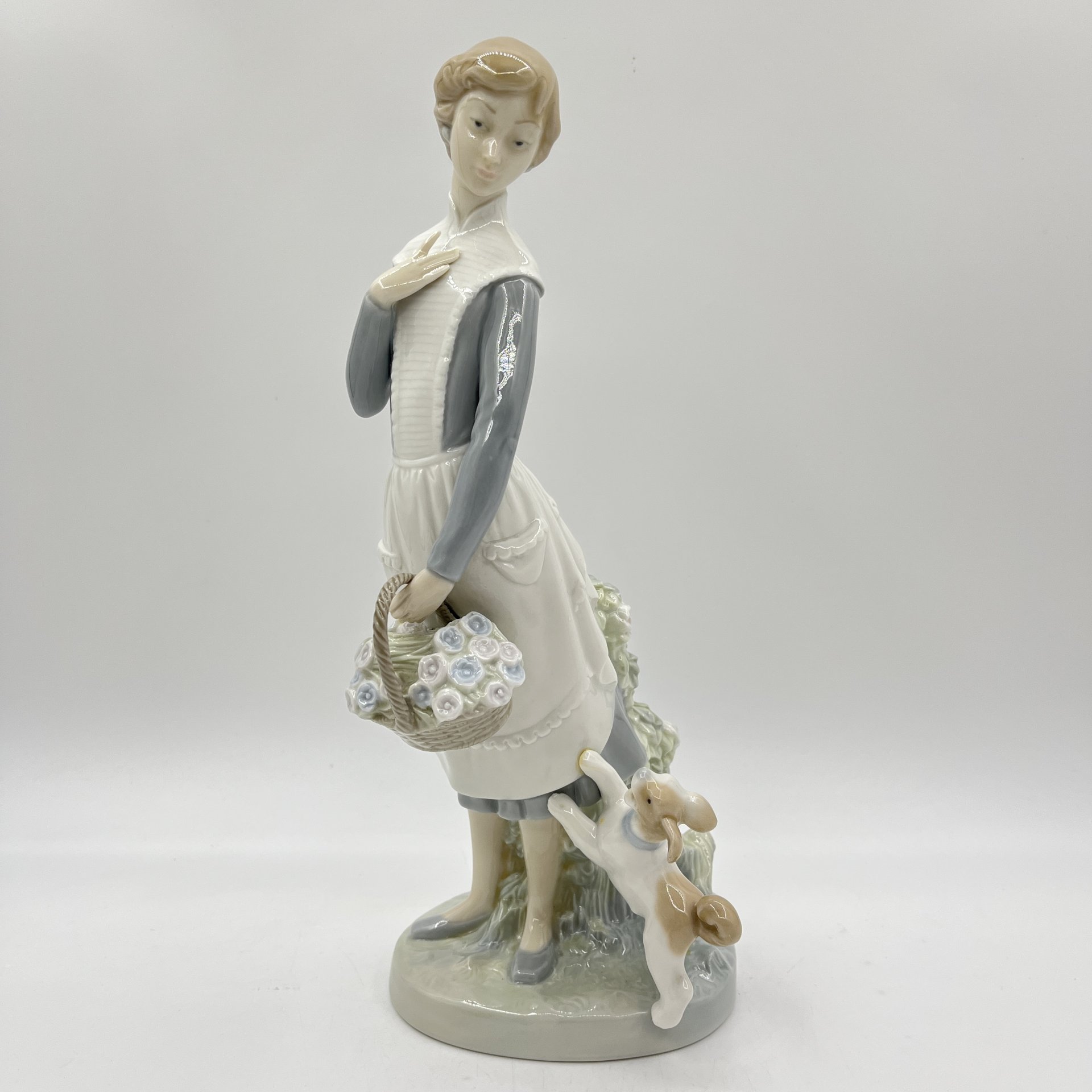 Статуэтка "Девушка с корзиной цветов и щенком", NAO Porcelain, фарфор, роспись, Испания