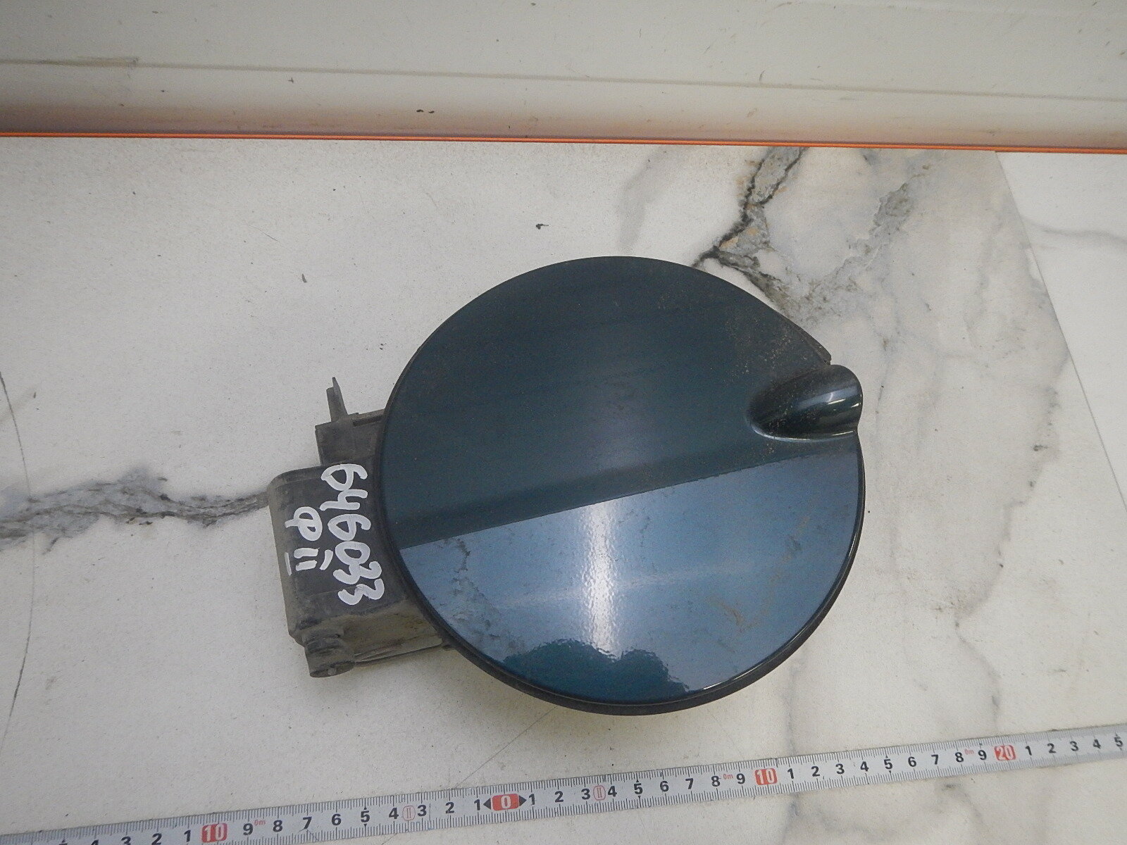 Б/У Лючок бензобака, Ford (Форд)-FOCUS 2 (08-11) FORD FOCUS 2 (08-11) Потертости. отколот кусок, трещина. 646033 FORD ар...