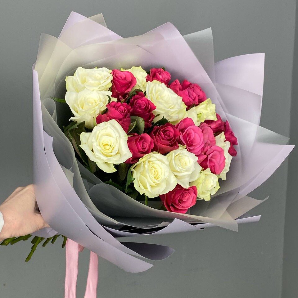 Букет сборный микс , роза Athena , Madam Red, Madam Ceris 40 см. кенийская одноголовая в авторской упаковке