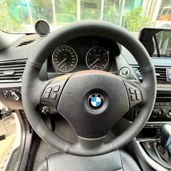 Кожаный чехол на рулевое колесо BMW X1 - Черный с боковыми отверстиями и черной строчкой, премиум-качество, ручная