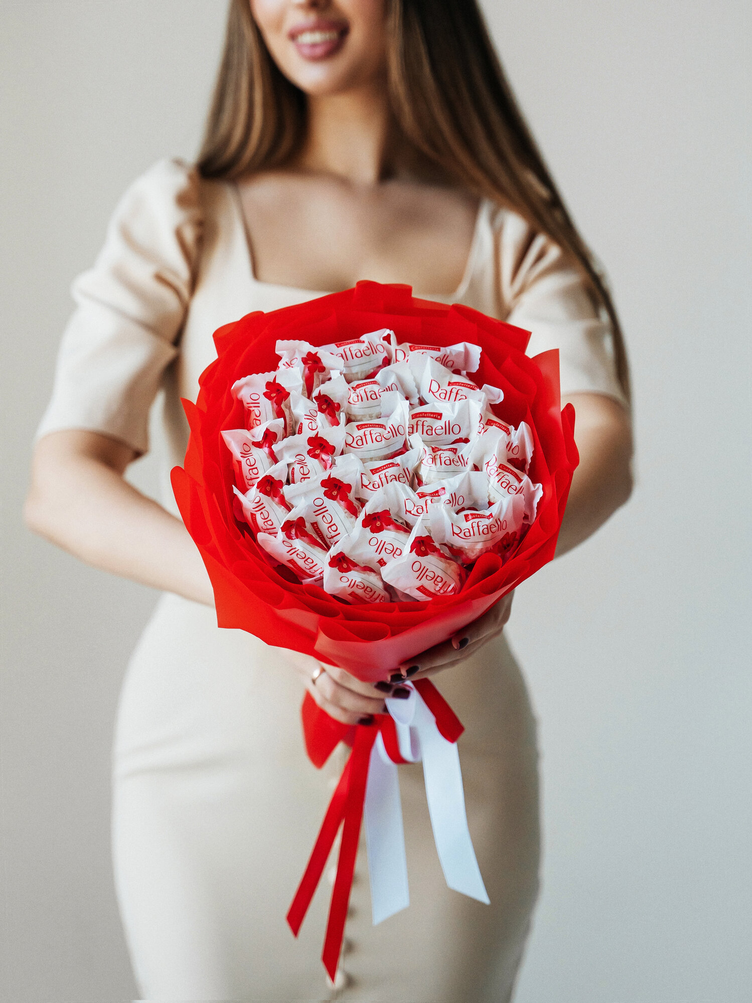Букет Olavi Raffaello Red, 25 кокосовых конфет, бумажная упаковка