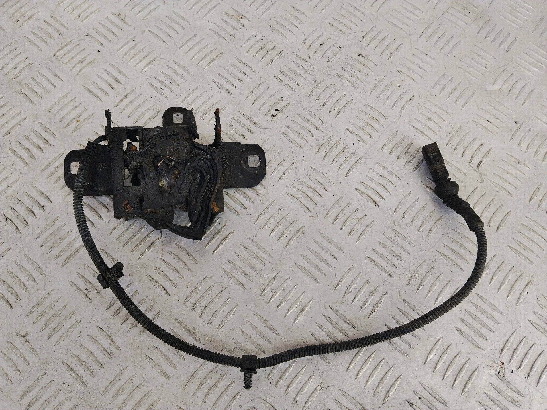 Замок капота Volkswagen Golf 4 1999 1J0823509C