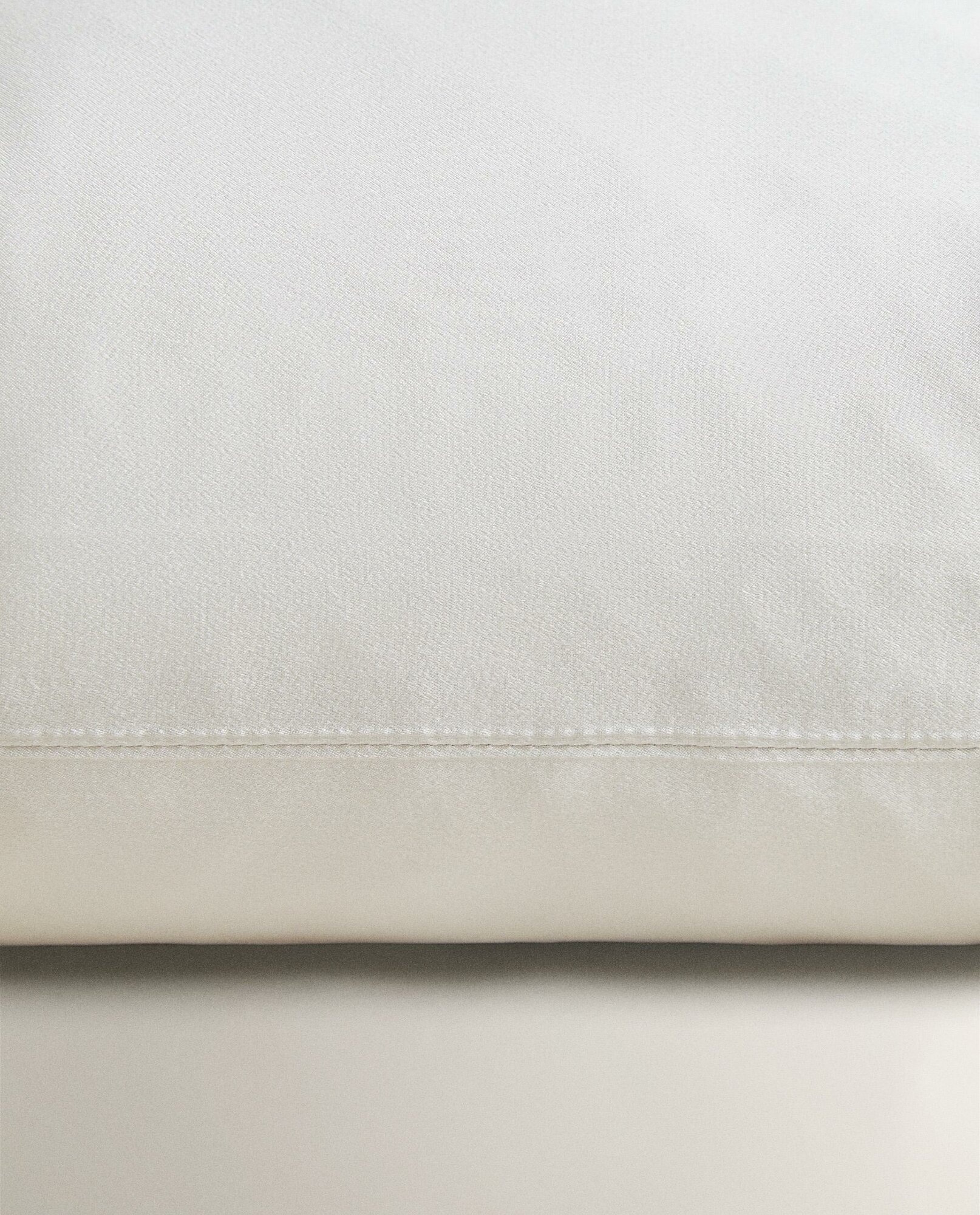 Наволочка из шелка тутового шелкопряда, 50 x 75 cm , white. Бренд - Zara Home