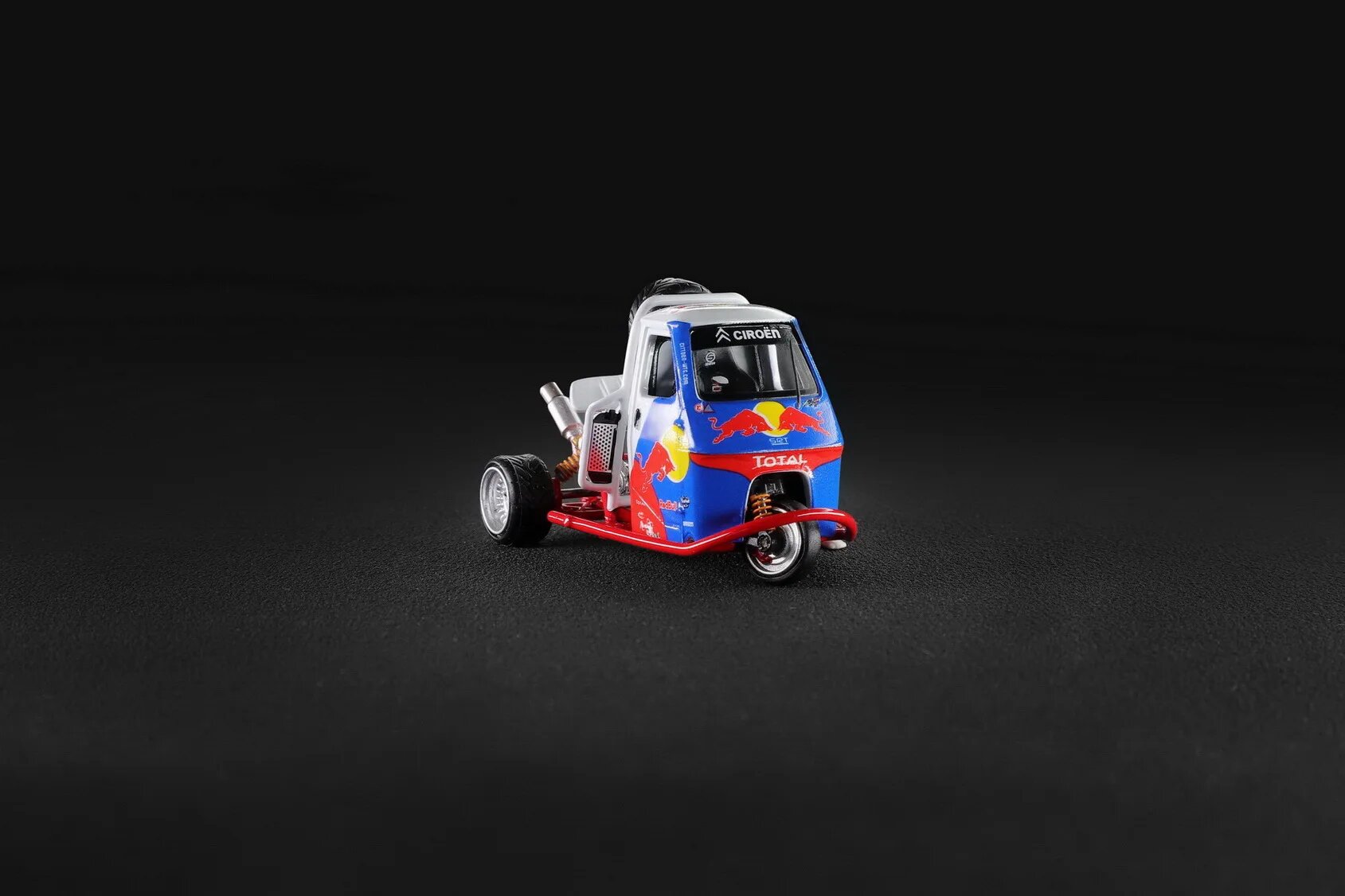 Модель Piaggio Ape Red Bull 1:64, цвет D