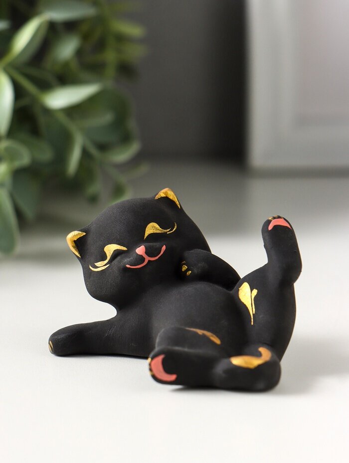 Фигурка керамика «Котик с лапкой», 7 см, чёрный
