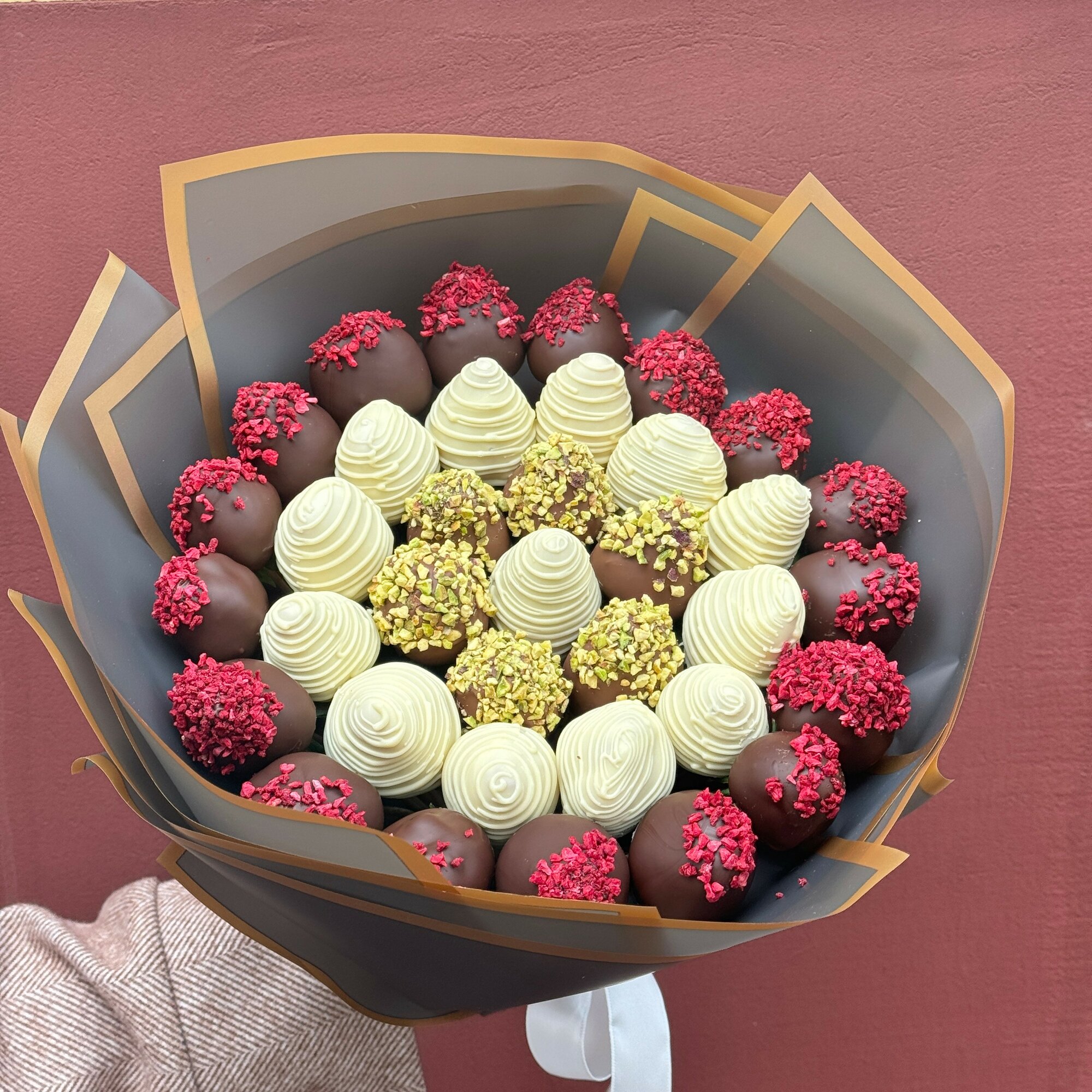 Букет Berry mood "Клубника в шоколаде", с фисташкой и малиной, 36 ягод 900 грамм