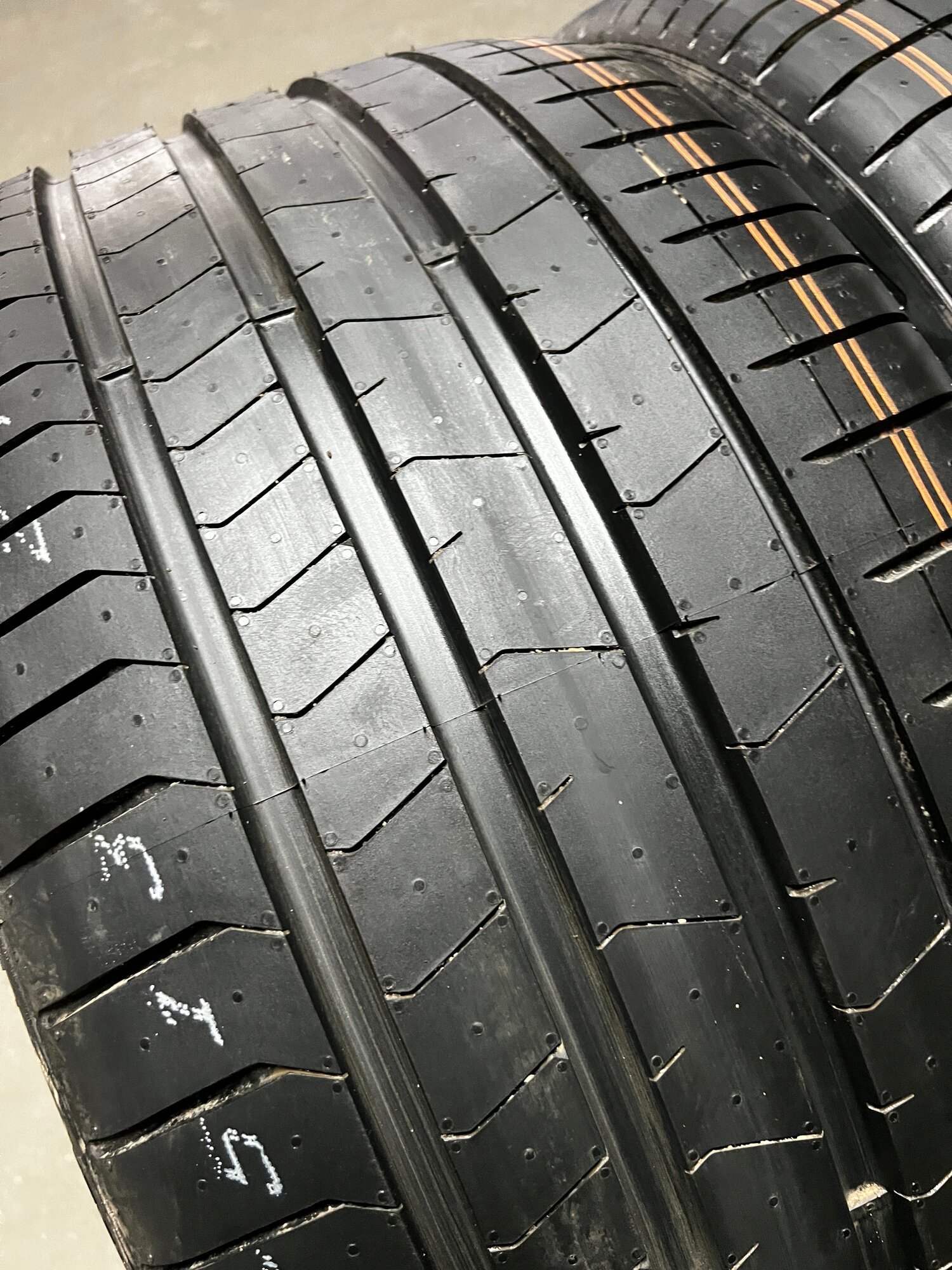 Pirelli P Zero PZ4 315/35 R21 111Y — фото 1