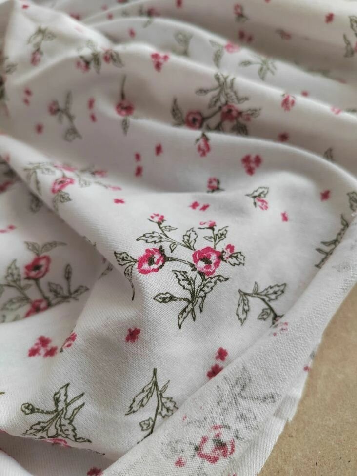 1,5м. Хлопковая Кулирка ткань для шитья. Детская. Белый с цветами. Рукав шириной 200 см. плотность 140 г/кв. м.