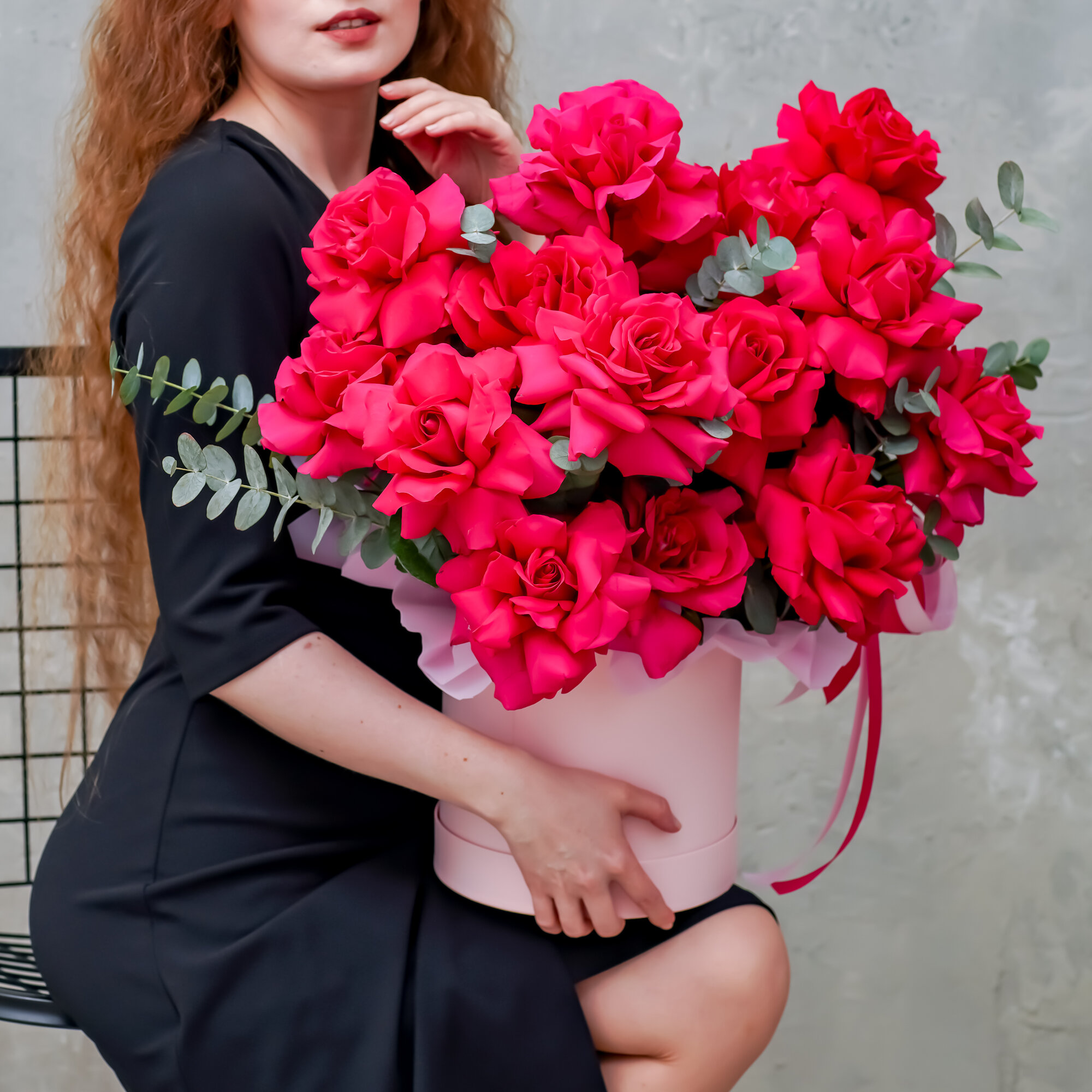 Букет живых цветов Flor-Pro Flowers из 19 малиновых эквадорских роз в шляпной коробке
