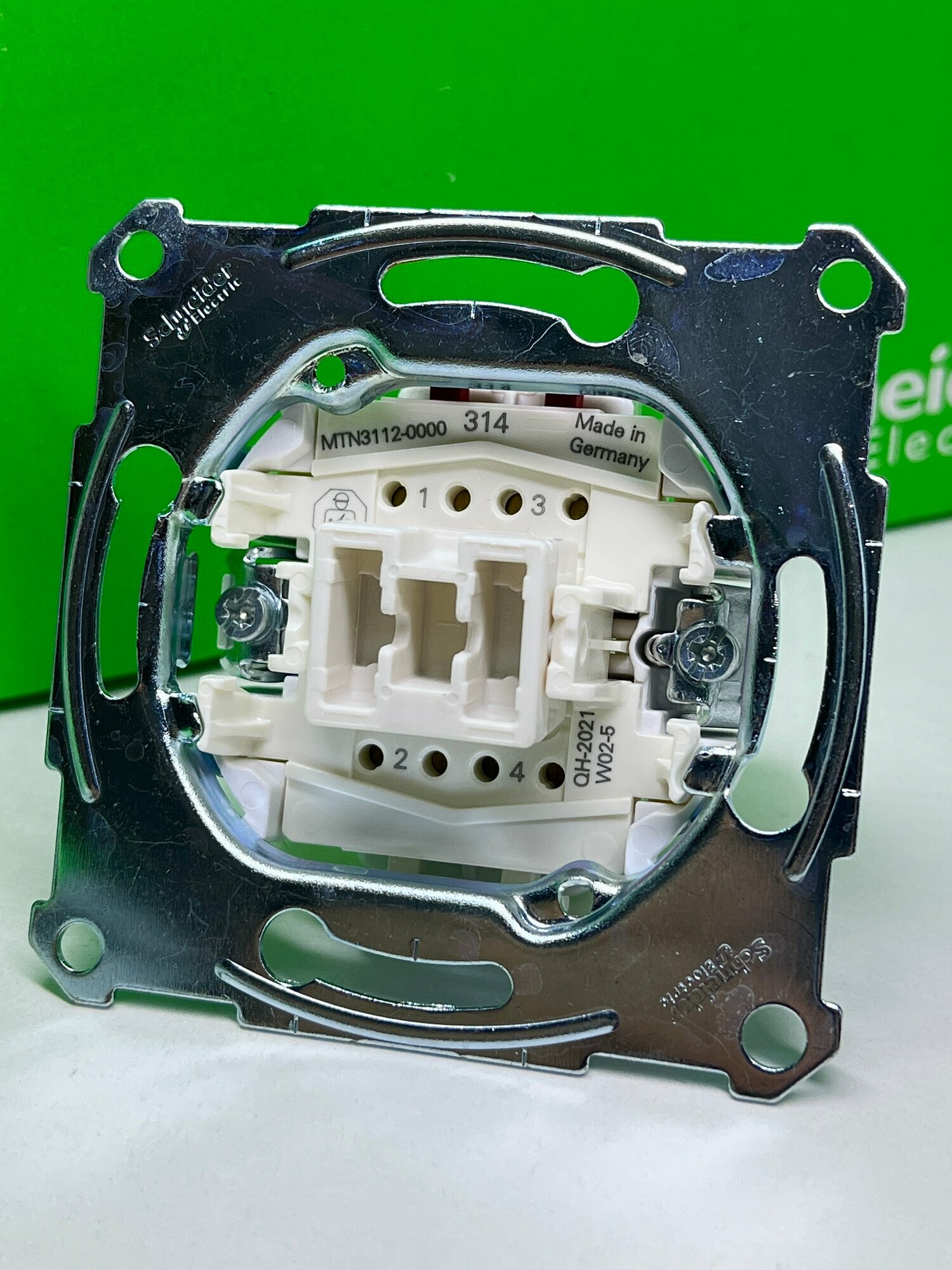 Механизм выключателя Schneider Electric Merten одноклавишного двухполюсного, 10 А MTN3112-0000