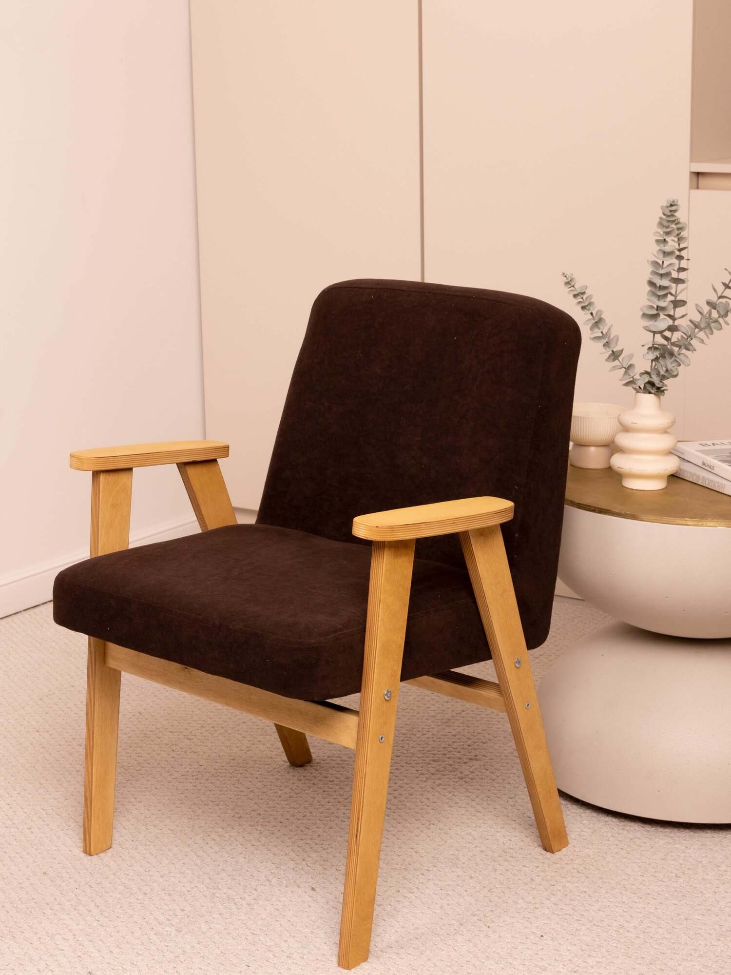 Кресло мягкое для дома и дачи Галант на высоких деревянных ножках с подлокотниками