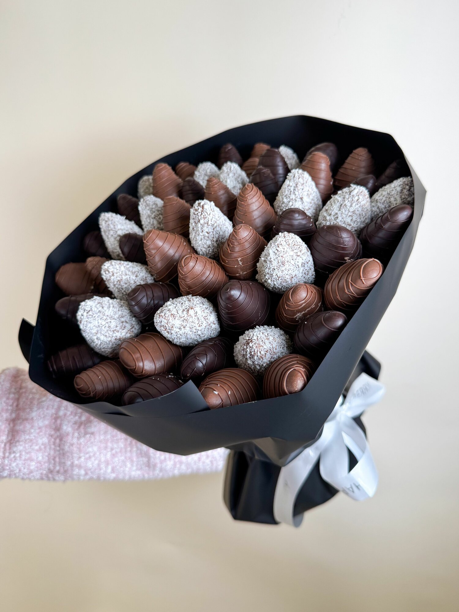 Подарочный букет из клубники в шоколаде "Chocolate trio" 55 ягод