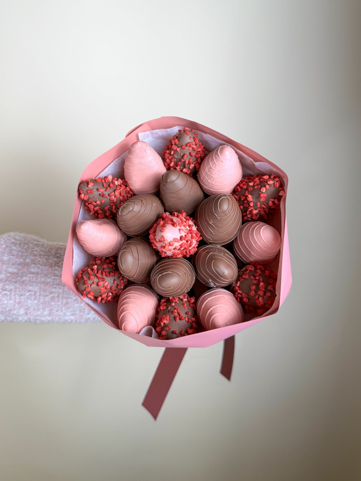 Подарочный букет из клубники в шоколаде "Pink strawberry" 19 ягод