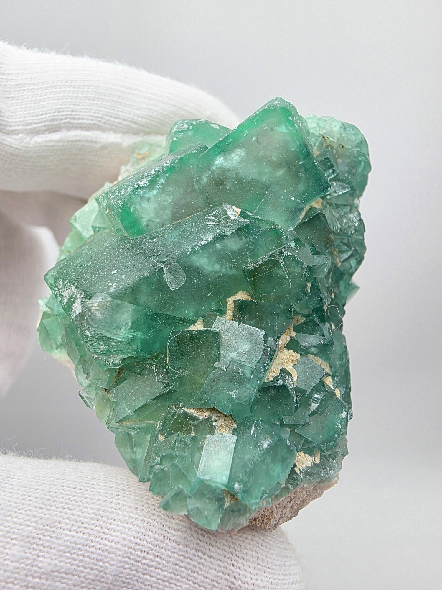 Флюорит, сросток кристаллов 52 мм, 88 г.