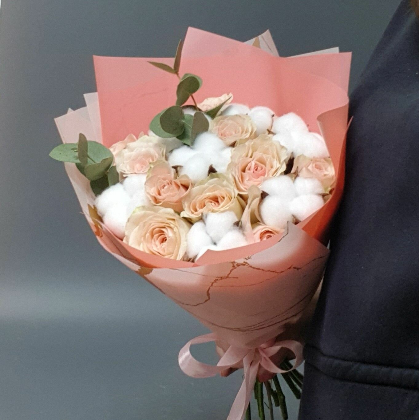 Нежно-розовые розы с хлопком в букете