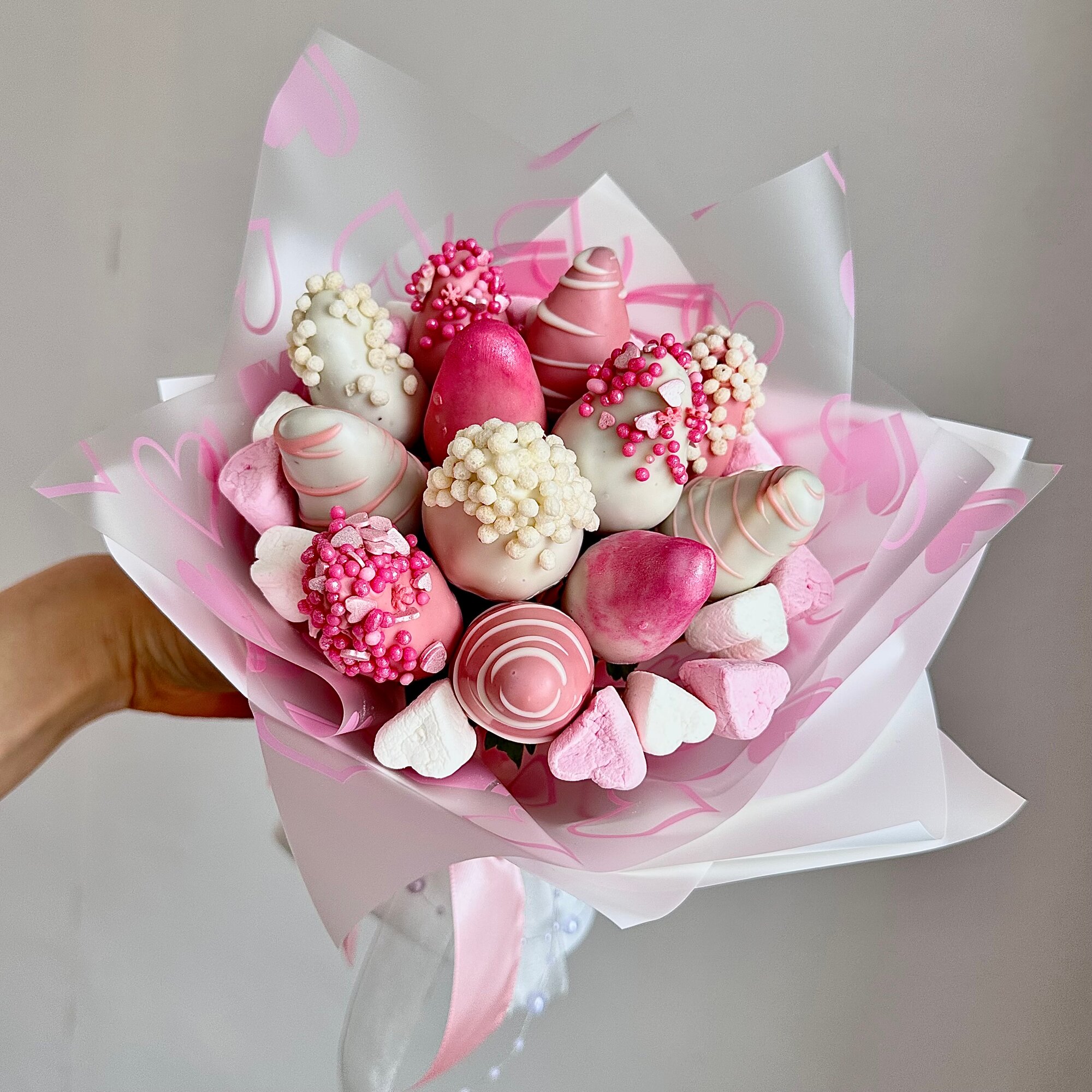 Букет из клубники в белом бельгийском шоколаде «Любимой» 13-15 ягод с маршмеллоу в эстетичной упаковке